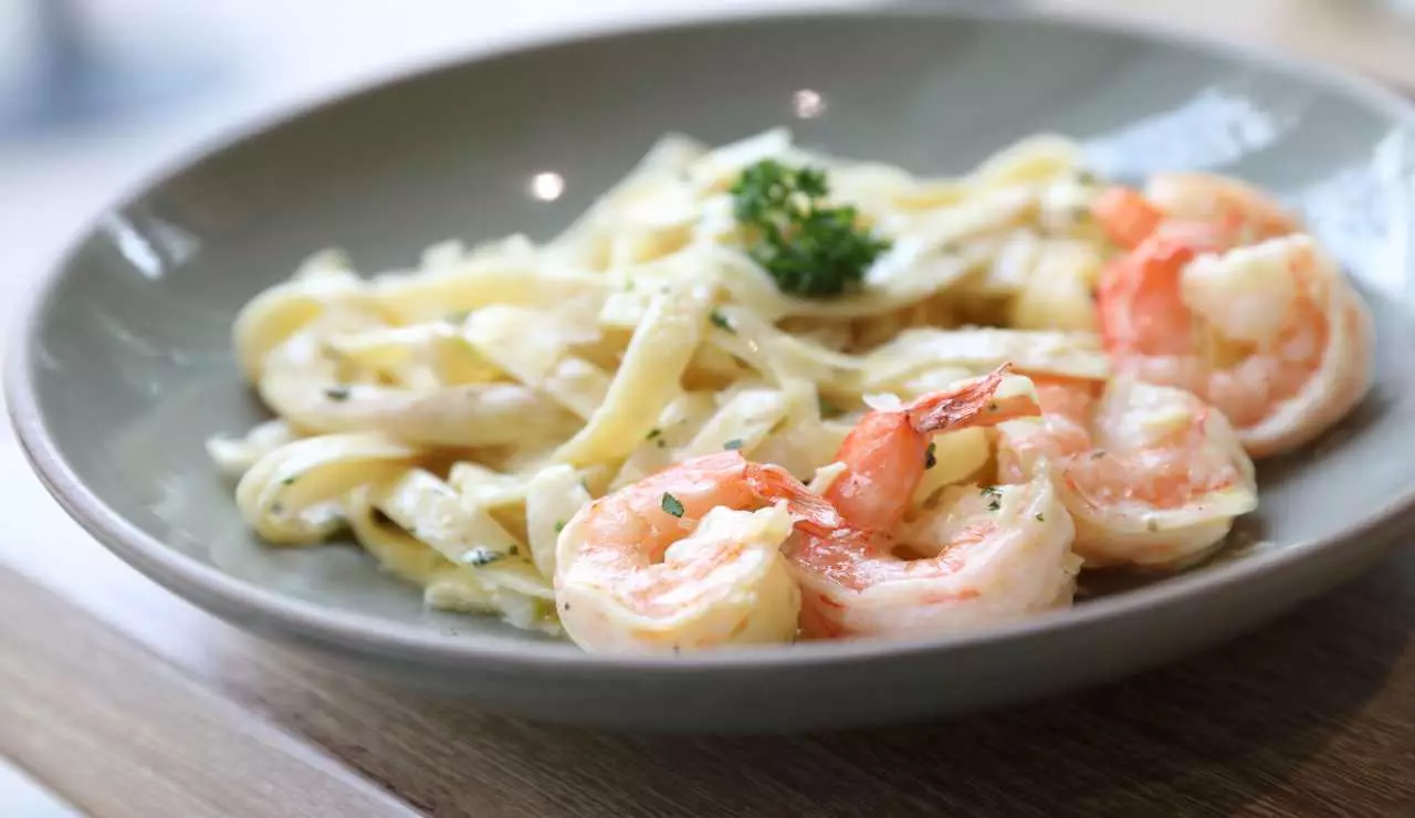 Fettuccine karo parmesan ricotta krim lan prawns | siap ing 20 menit