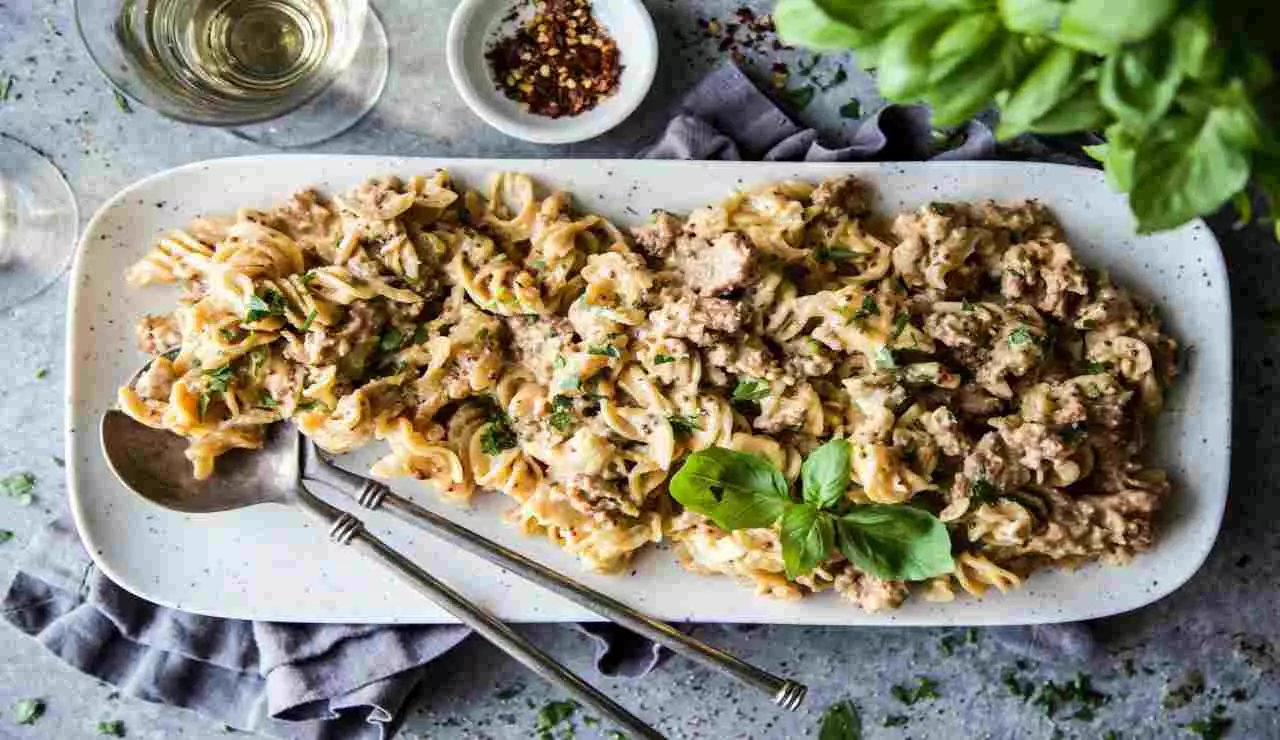 Pasta met basilicum-linzencrème