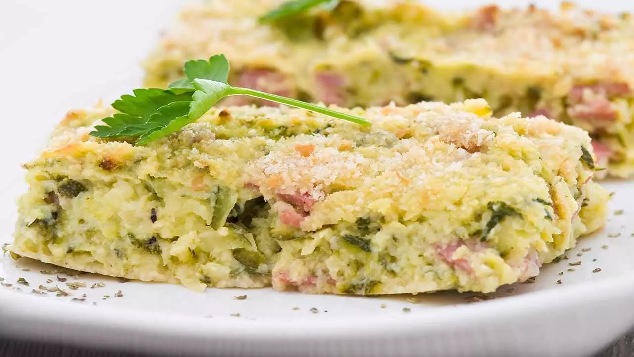 Gateau tatws gyda courgettes a chig moch, gateau i'w darganfod