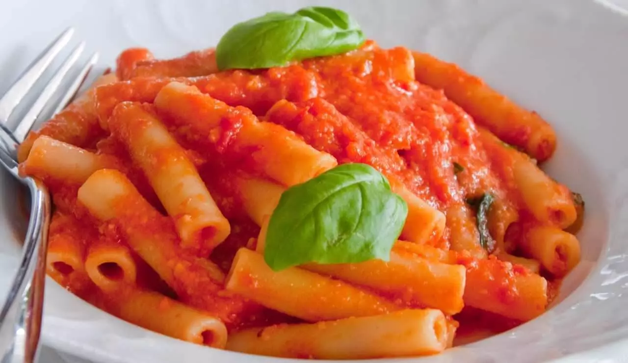 Neapolitan larded pasta بۇ ricettasprint غا ئەگىشىشنىڭ بىردىنبىر ئەسلى رېتسىپى