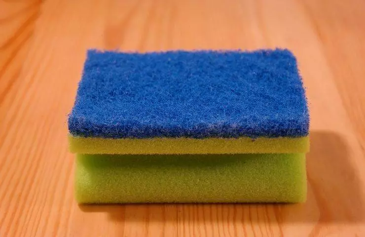 Awọn sponges idana, ti o ba lo wọn bii eyi o ṣe aṣiṣe nla kan