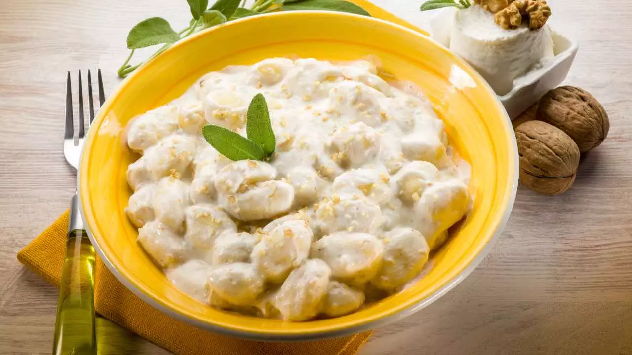 O le sin gnocchi bii eyi, wọn jẹ ọra-wara ati elege, gbogbo eniyan yoo nifẹ wọn