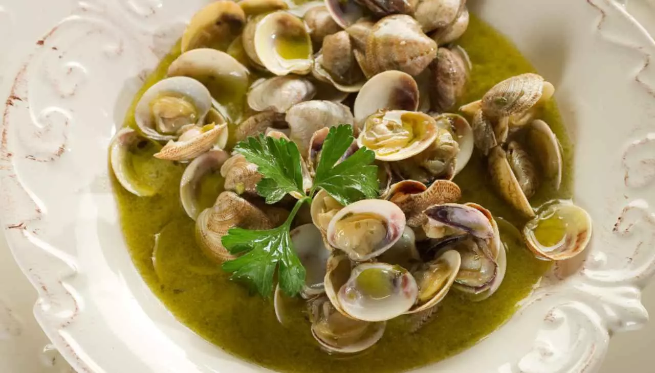 Cawl clam gyda pesto Genoes - ricettasprint