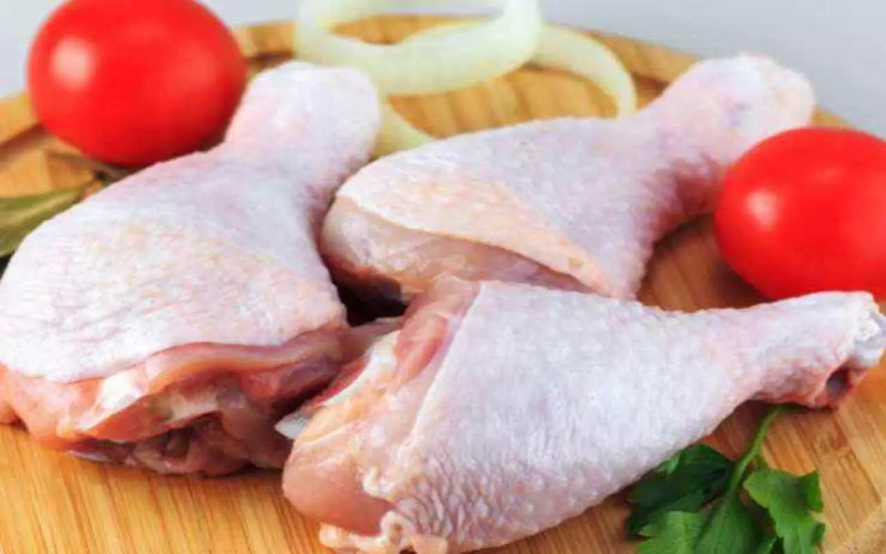 Den Trick fir knusprech Mikrowelle geréischten Poulet a kenger Zäit ze maachen ass opgedeckt