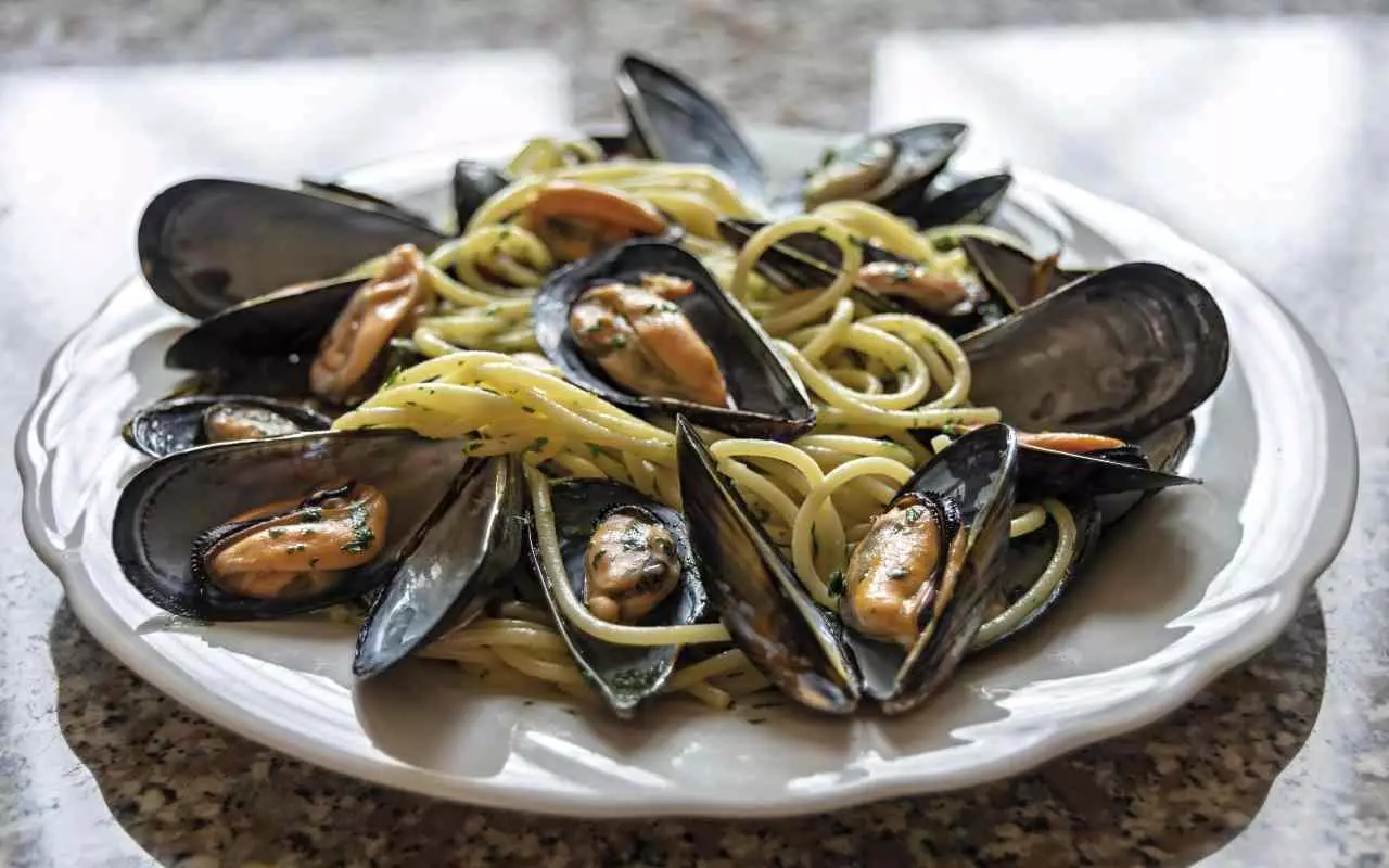 Recipe ea pasta ea li-mussels tse tšoeu