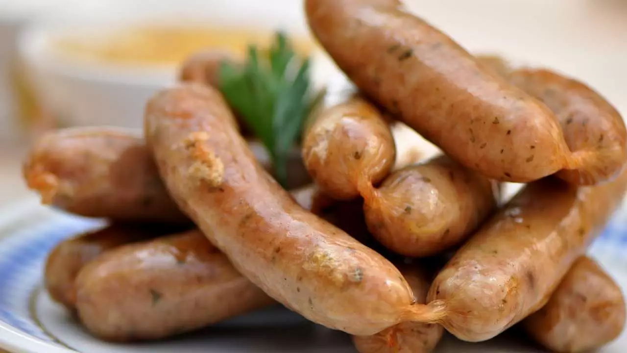 With the leftover sausages, prepare this first course! It will be snapped up