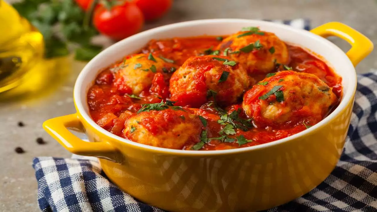 Nkhuku meatballs ndi tomato msuzi | Zabwino kwa banja lonse