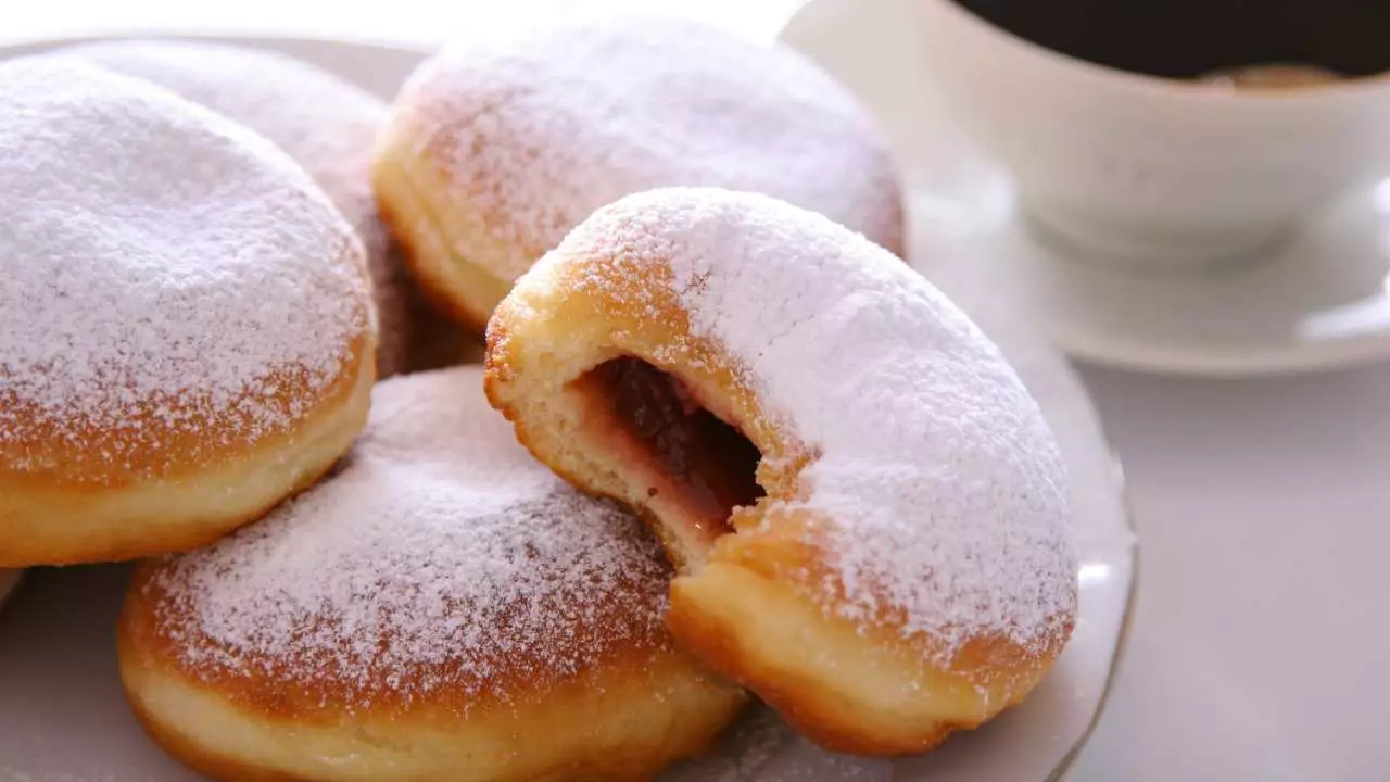 Soft, parfüméierter a delikat mat enger schmackhafter Fëllung, probéiert dës Donuts