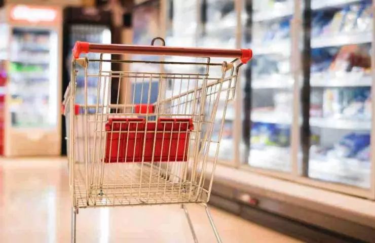 Carrinho de compras em primeiro plano no supermercado