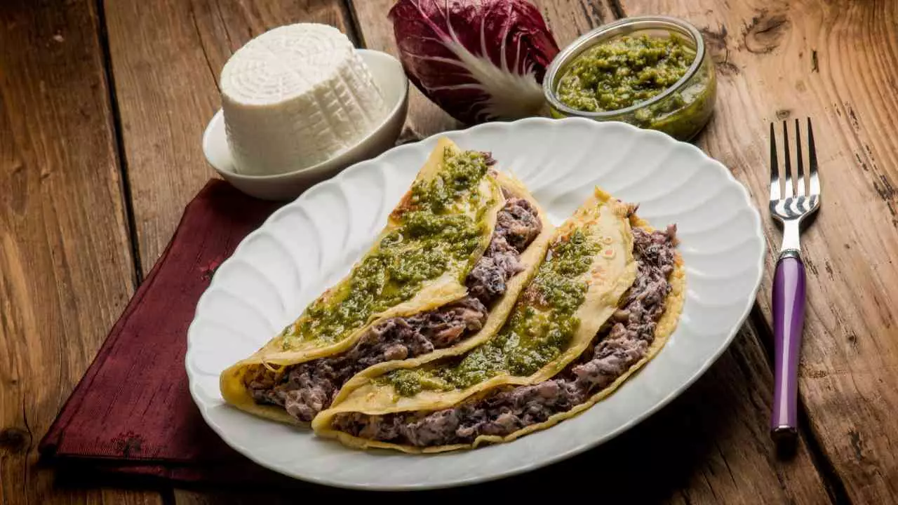 Crepes stuffed ជាមួយ radicchio ប៉ុន្តែប្រសិនបើអ្នកបន្ថែមគ្រឿងផ្សំ អ្នកនឹងធ្វើឱ្យពួកវាប្លែក!