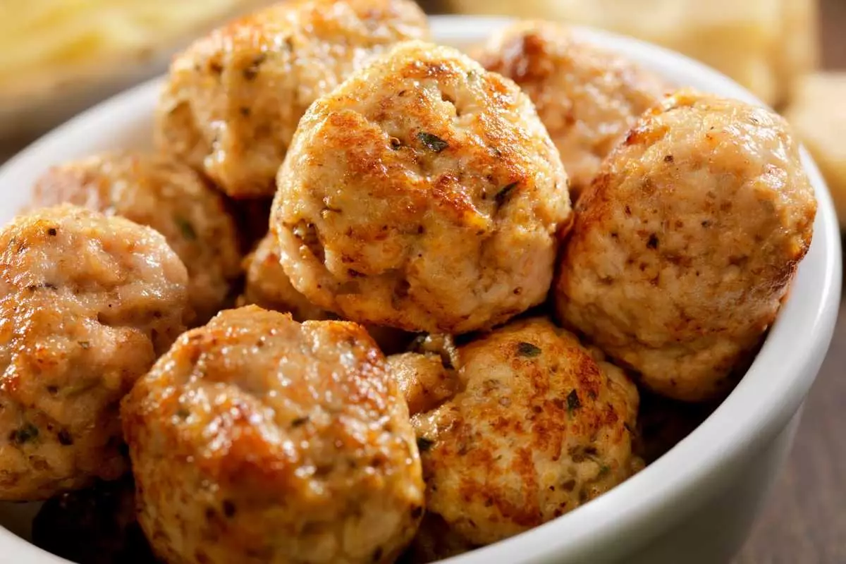 Chicken meatballs ne courgettes yakabikwa muchoto chikafu chakareruka uye chinonaka