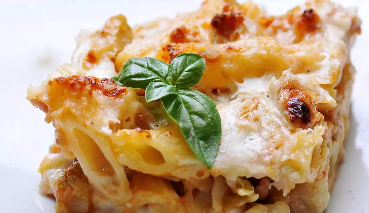 These baked rigatoni are irresistible: other than lasagna and cannelloni, gratinated and racy are a show! 36985_1