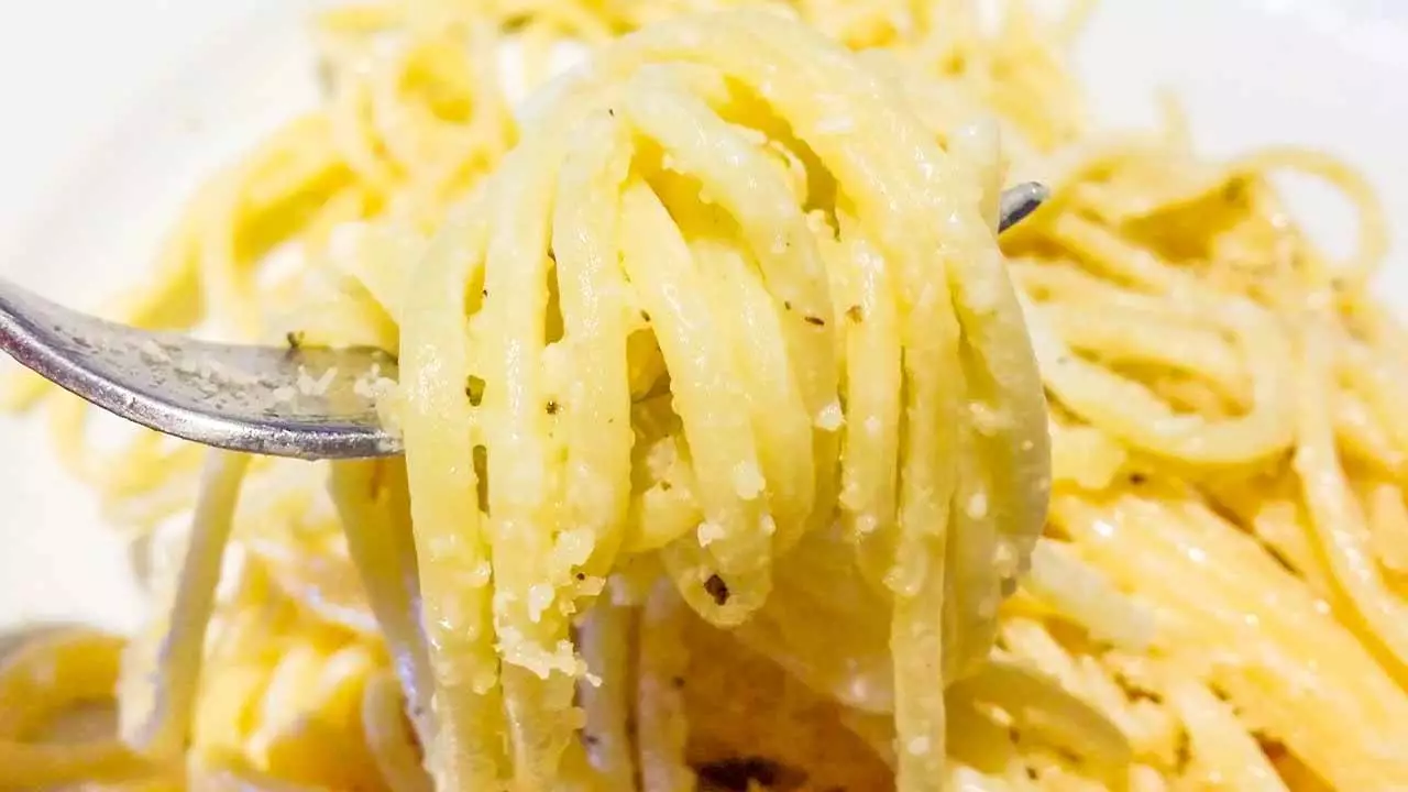 spaghetti parmesan ndi batala
