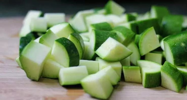 zucchini, walnuts සහ ගාන ලද Parmesan සමග සම්පූර්ණ පිටි Farfalle