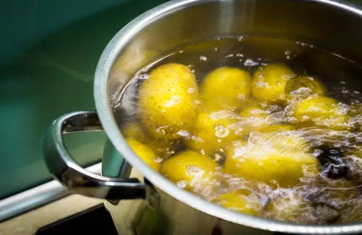 Koláč z brambor, ricotty a vařené šunky
