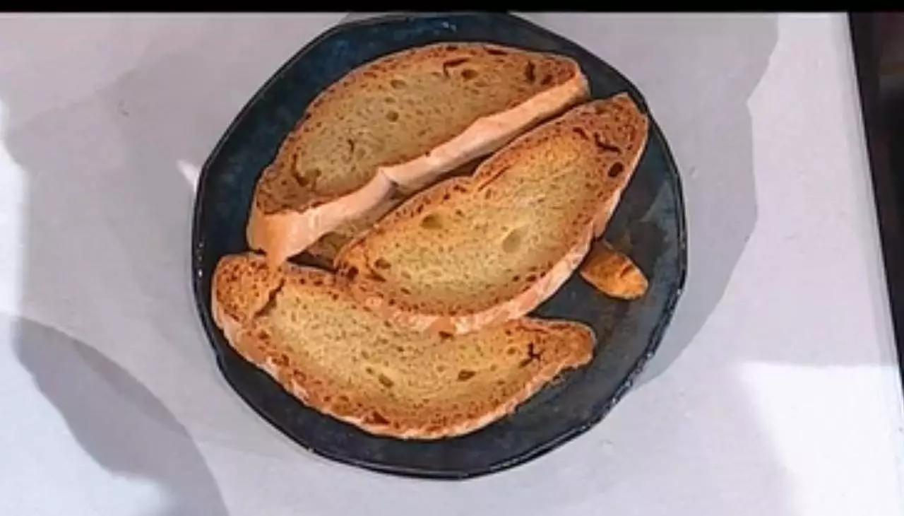 Pão torrado esfregado com alho. Foto de È sempre Mezzogiorno