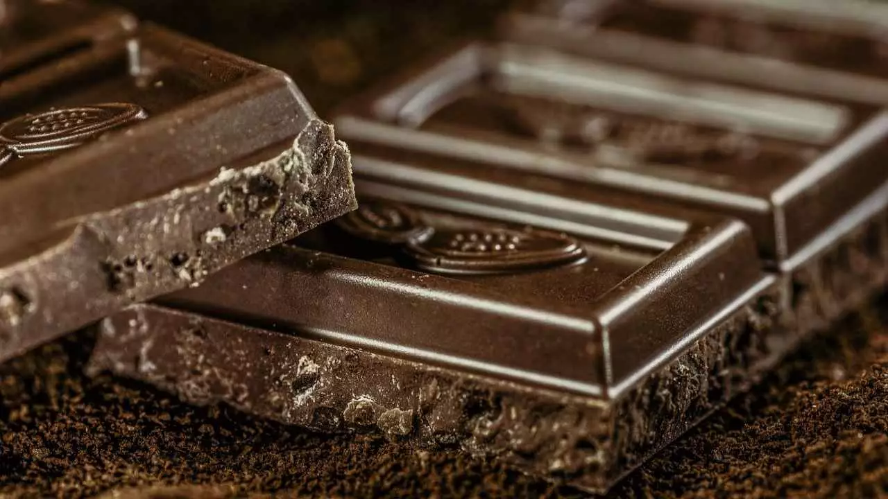 चॉकलेट से बनी एक स्वादिष्ट मिठाई, आपको बस पता लगाना है