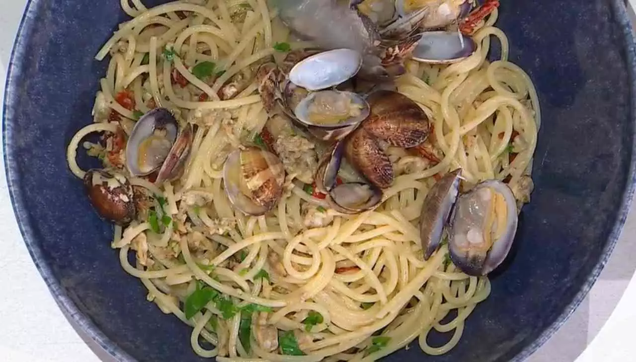 រូបថតរបស់ It's always noon។ Spaghetti with clams ដោយមេចុងភៅ Zia Cri