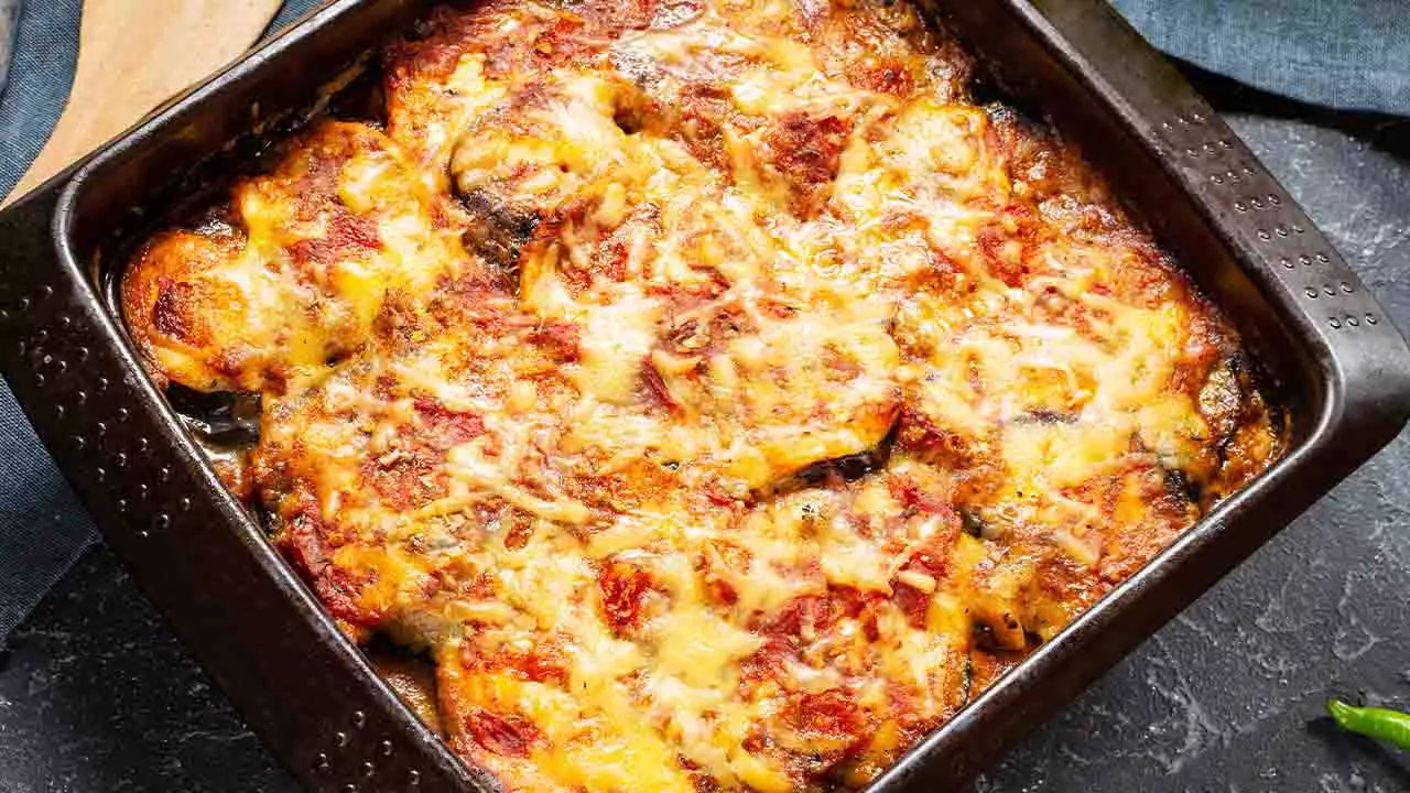 Ọ bụghị parmigiana eggplant a na-emekarị, iji mee ka ọ bụrụ ihe pụrụ iche ị ga-agbakwunye ihe a