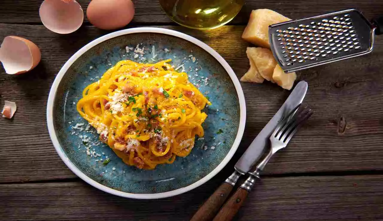 Taa, anyị ga-etugharị ọmarịcha nri Italiantali, anyị ga-akwadebe carbonara pụrụ iche