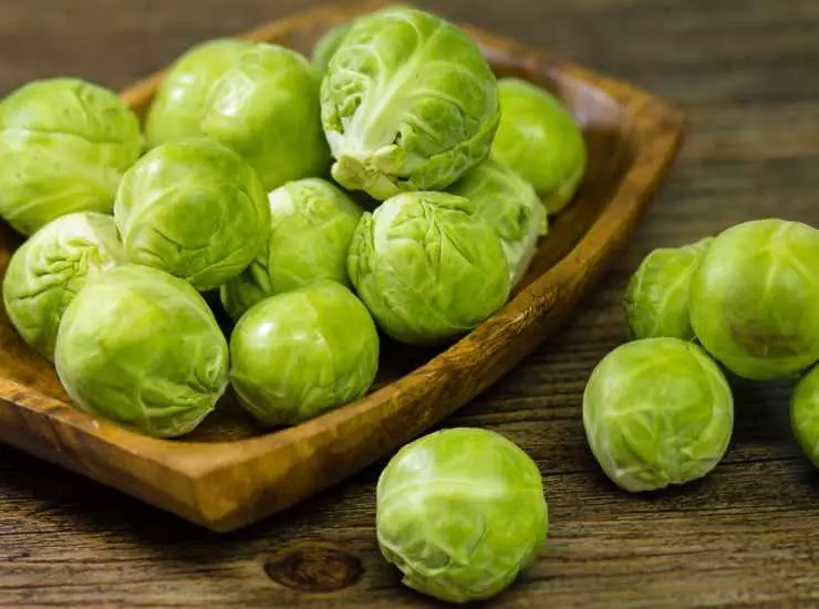 Kọlịflawa broccoli Brussels pulitere na almọnd