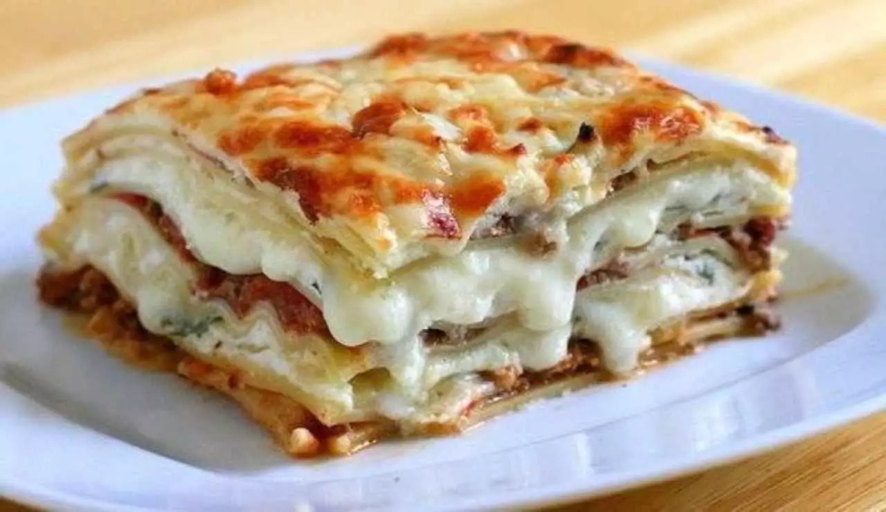 Anscheinend eine klassische Lasagne, aber im Inneren gibt es eine dreifache Güte zu entdecken