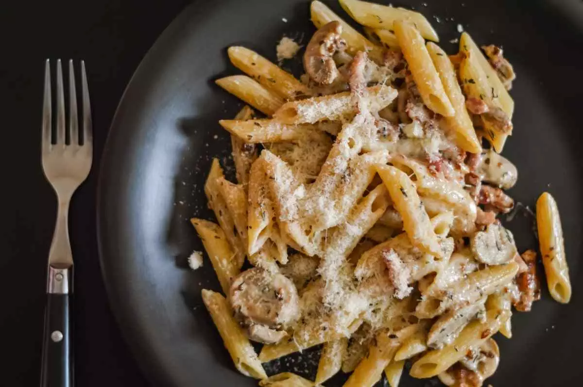 Pasta hamwe nibihumyo ragout hamwe na ham: ibiryo biryoshye bitarimo amavuta