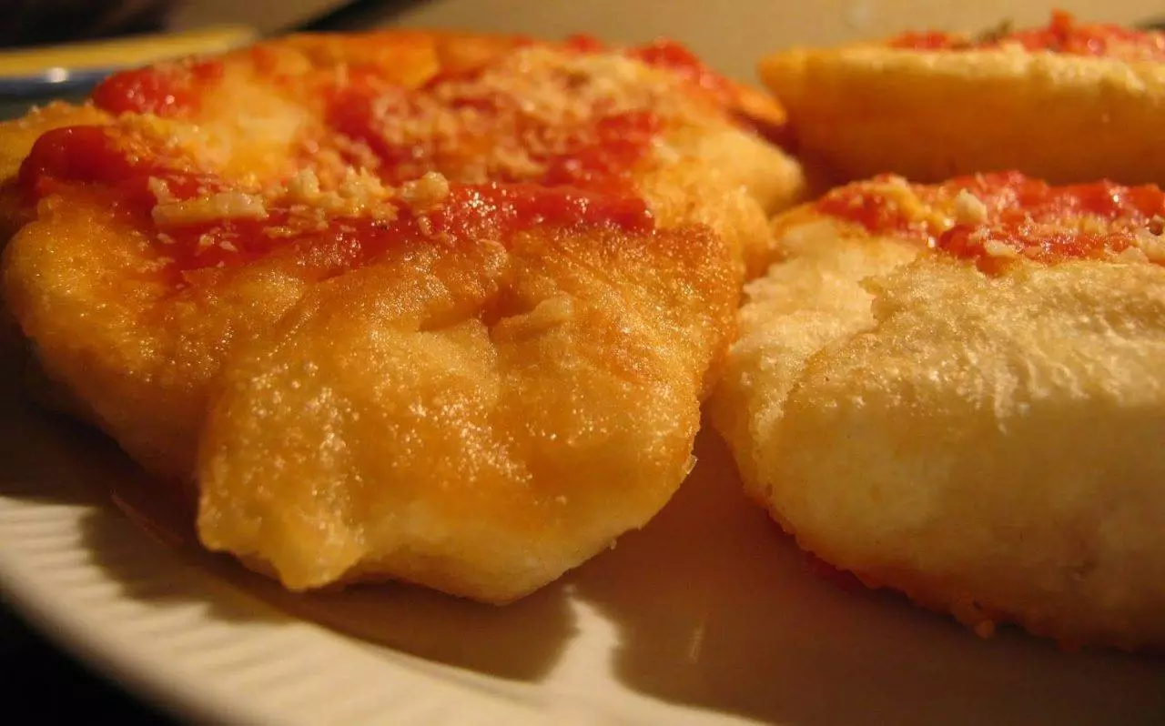 Pizza goreng mini Neapolitan Pizzelle sangat enak dan khas Campania?