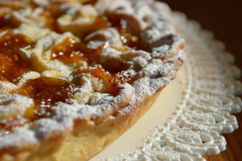 Aprikos tårta med päron smaksatt med kanel