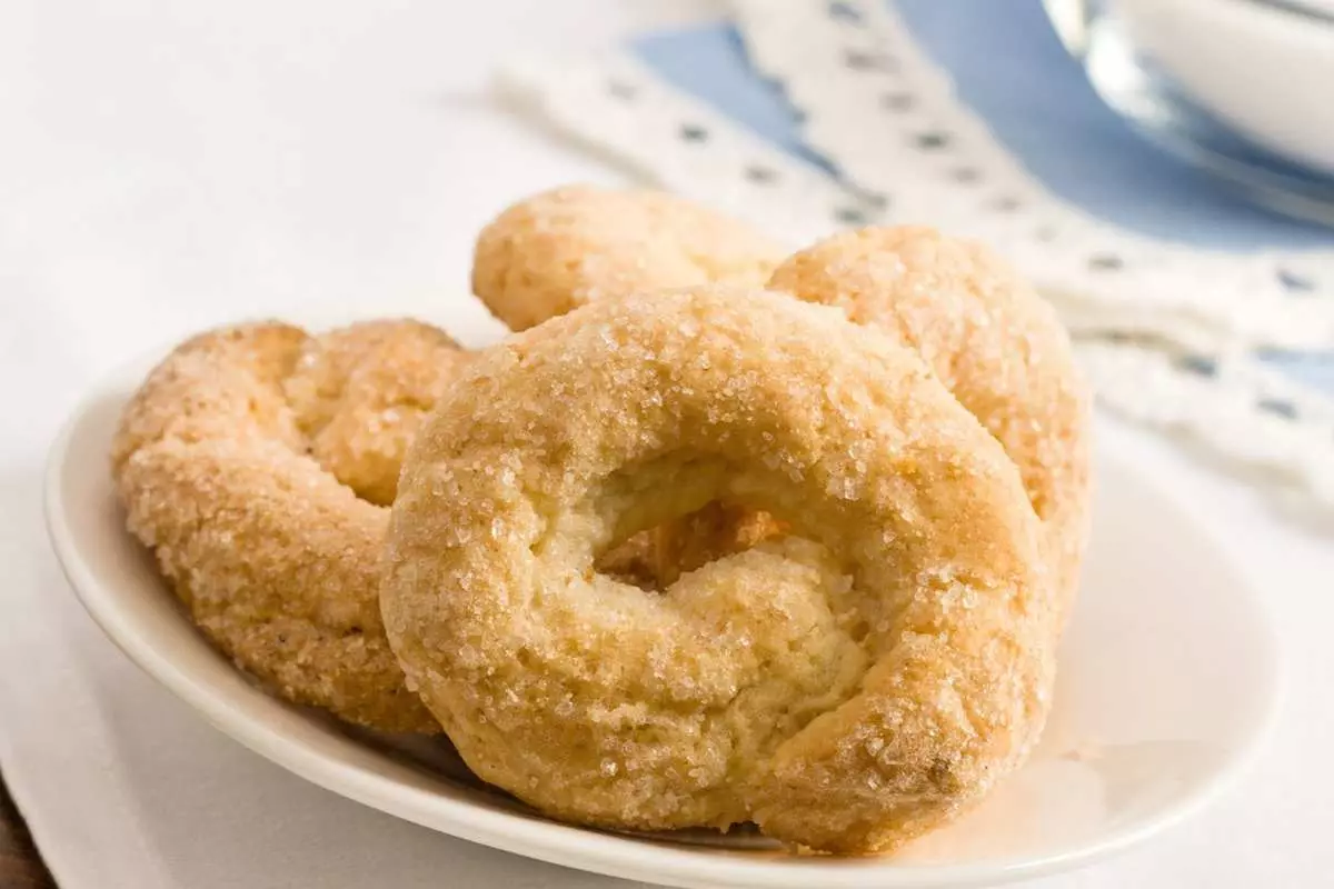 Donuts doces con patacas azucaradas: galletas para o almorzo e a merenda