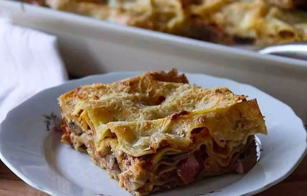 Hvit lasagne med sopp og pølse enkel oppskrift