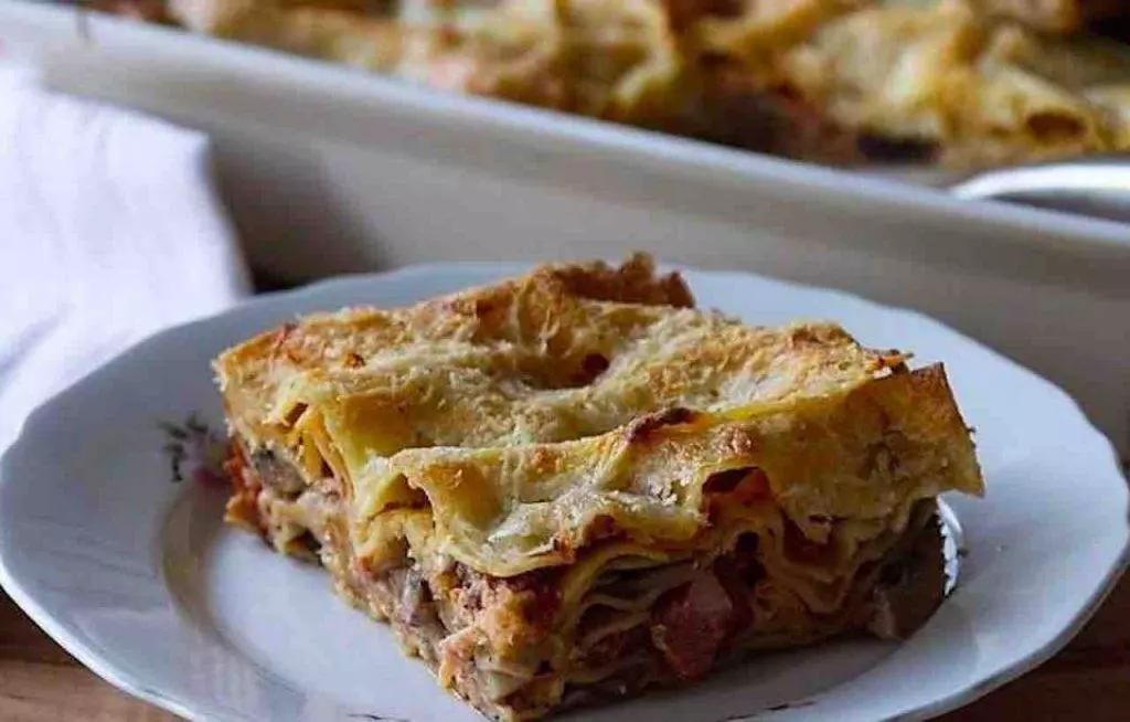 lasagna spî bi mushrooms û sosîs