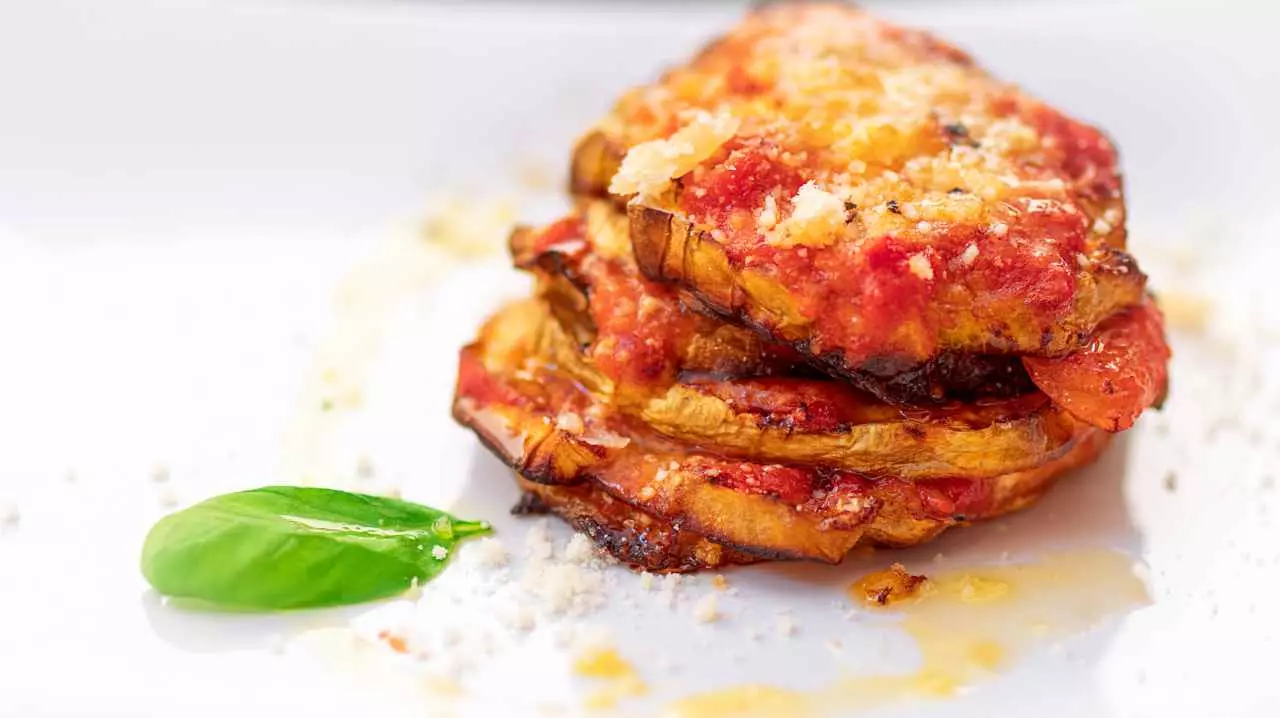 Parmigiana de zucchini le trátaí, saibhir i blasanna agus blas