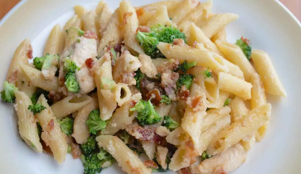 penne ma ọ bụ gratin broccoli soseji Ntụziaka ebipụta