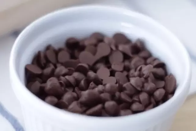 Bolo de limón con gotas de chocolate