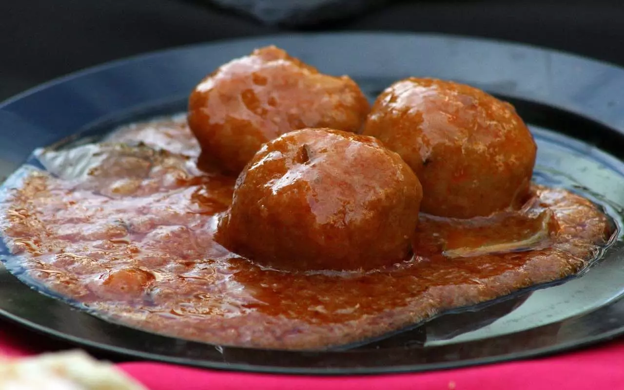 ama-meatballs nge-sauce iresiphi elula