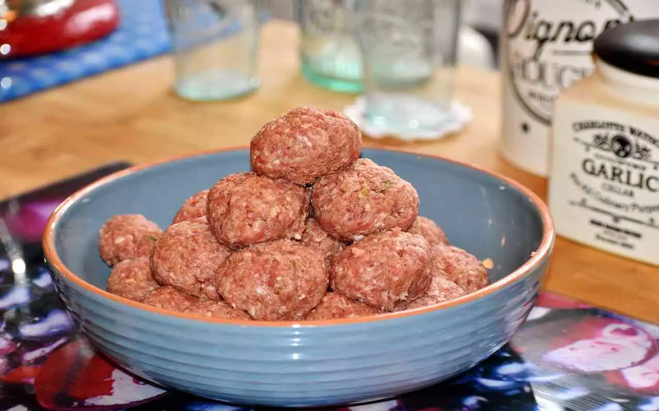 সস সঙ্গে meatballs