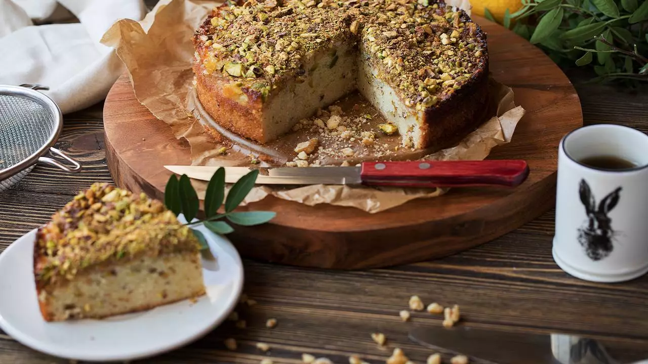 Bolo de limão e pistache, macio e perfumado, excelente para o café da manhã