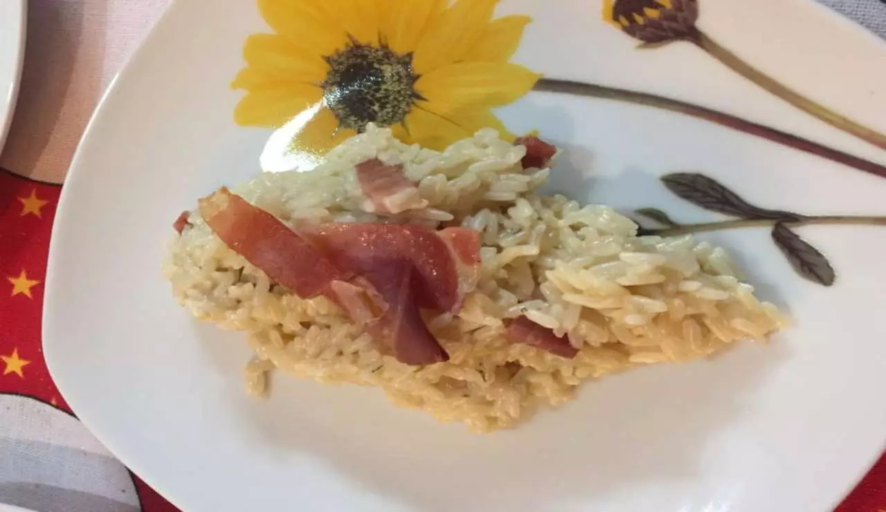Saffron risotto ໃນຊອດເບຍກັບ ham ດິບແລະ bacon