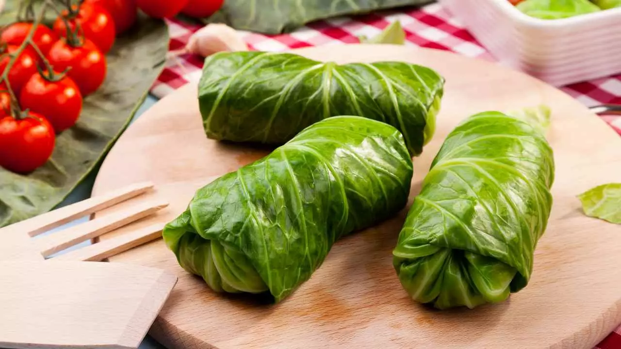 Cabbage rolls nrog qos yaj ywm thiab roob cheese | Cim