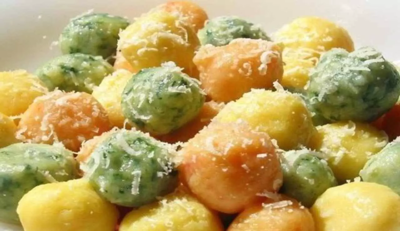 Driekleurige gnocchi met boter en kaas