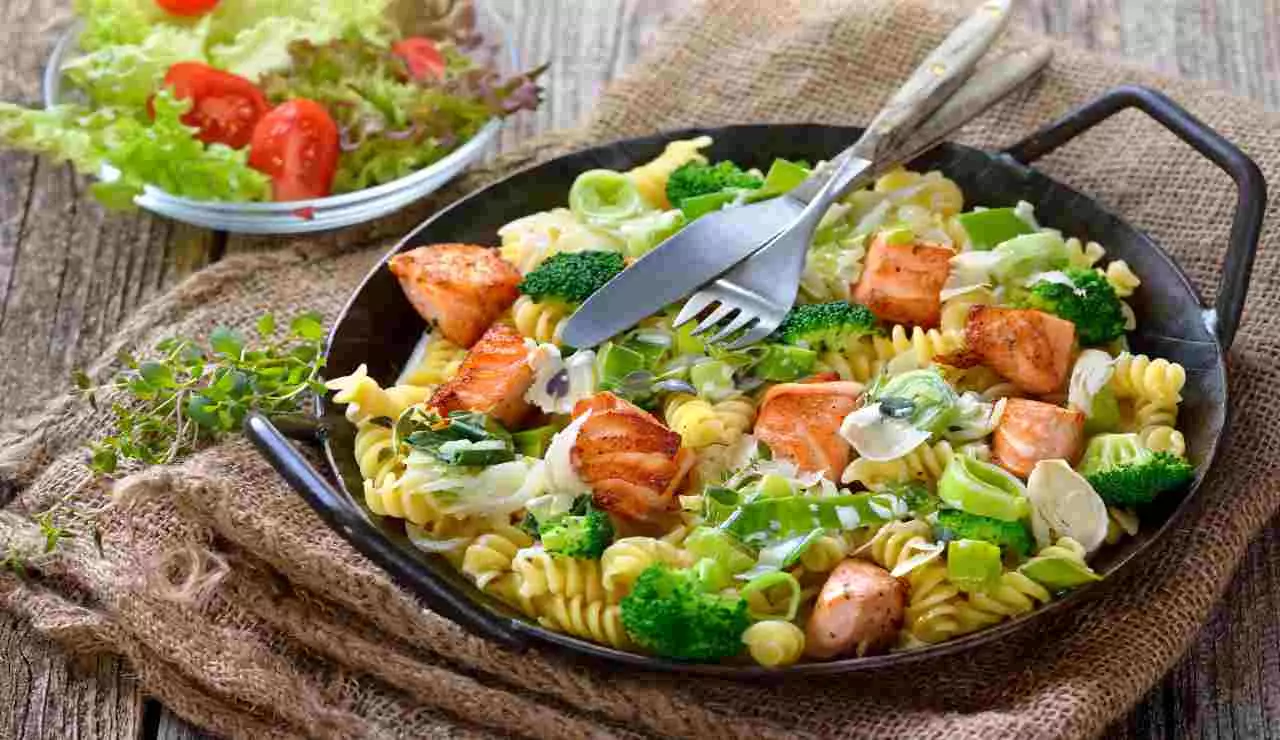Холодний салат з макаронів з філе лосося на грилі та овочами