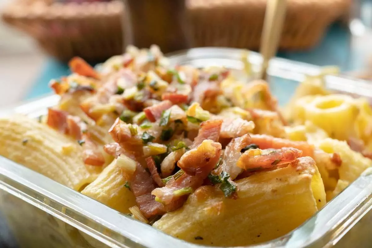 Pasta with bacon, pistachios and mozzarella