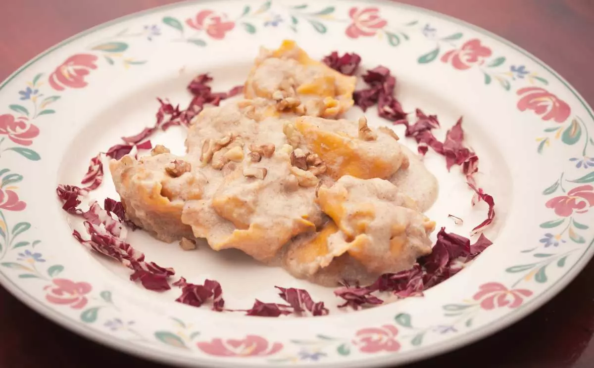 Pasta mit schnellem Haselnusspesto