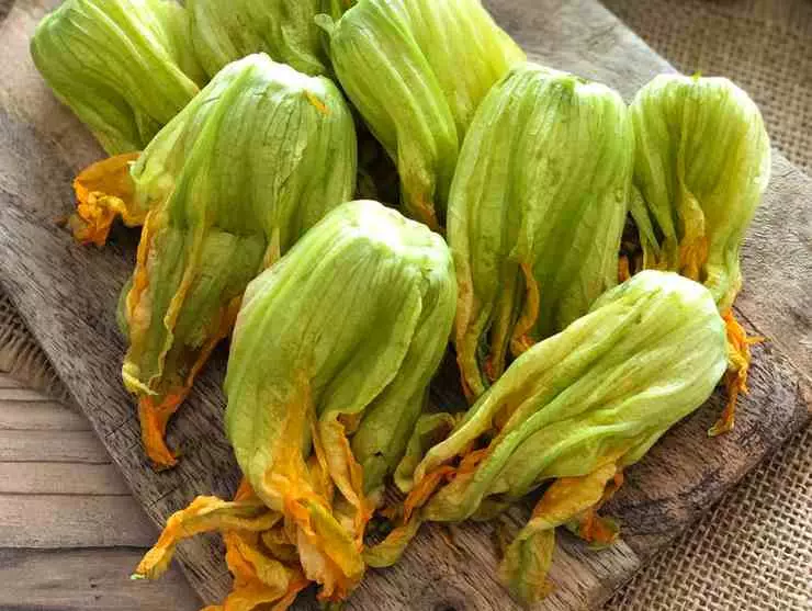 Stuffed fried courgette flowers | Tasty finger food ready in 10 minutes 37810_2