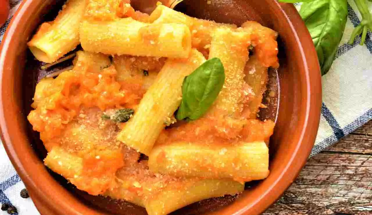 Pasta al forn amb crema de carbassa i mozzarella