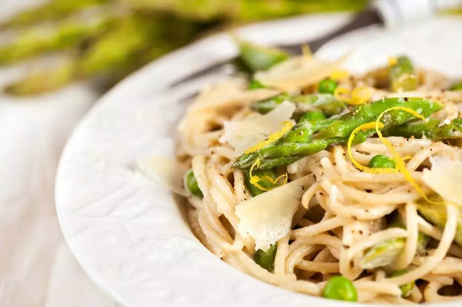 Spaghetti tare da bishiyar asparagus da Peas, babbar hanya ta farko