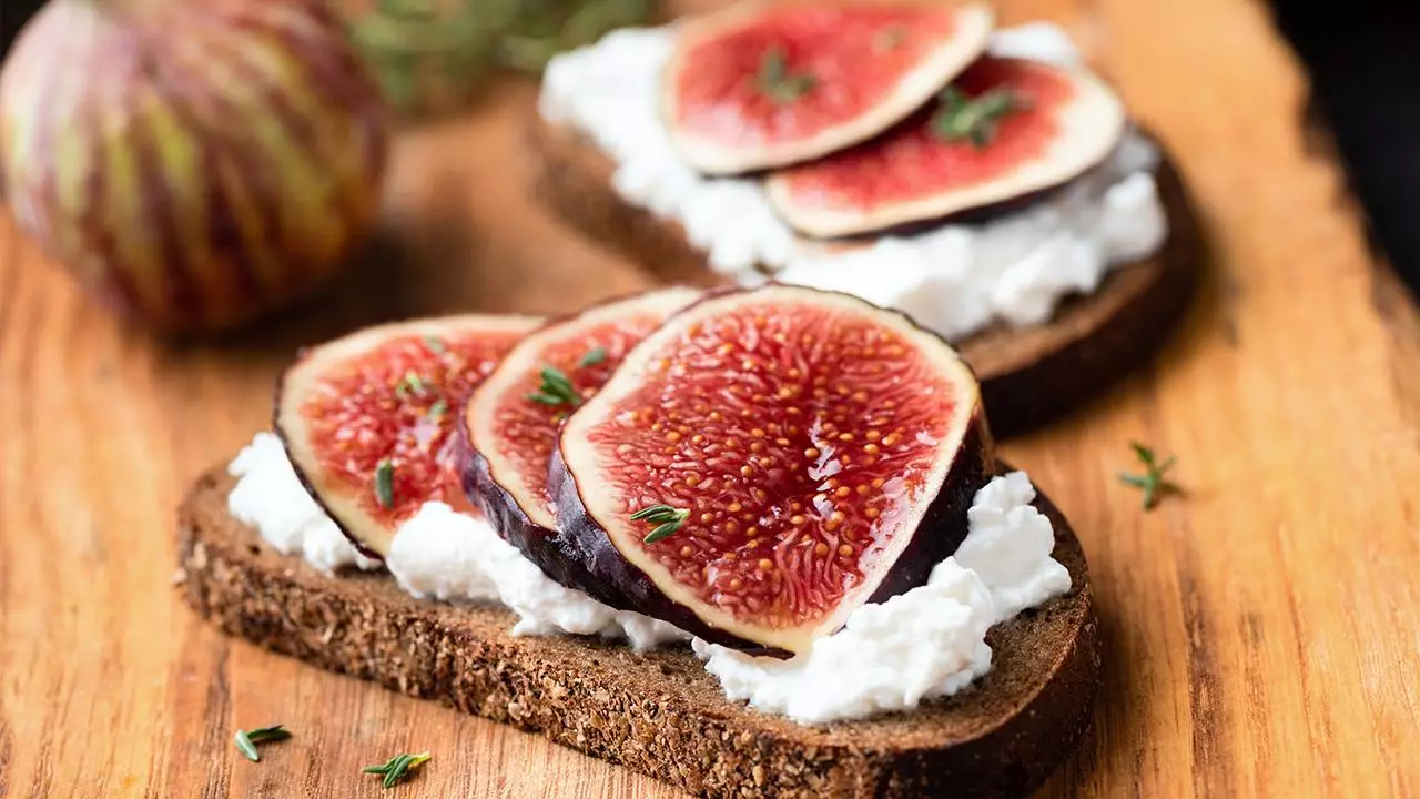 Crostini nrog cheese thiab figs, yooj yim thiab cua ntawm lub rooj