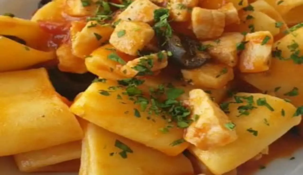 Paccheri med sværdfisk, safran og cherrytomater