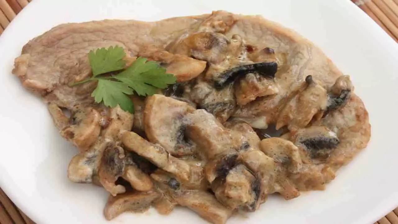 Roast Veal nrog Champignon Mushrooms, exquisite thiab elegant thib ob chav kawm